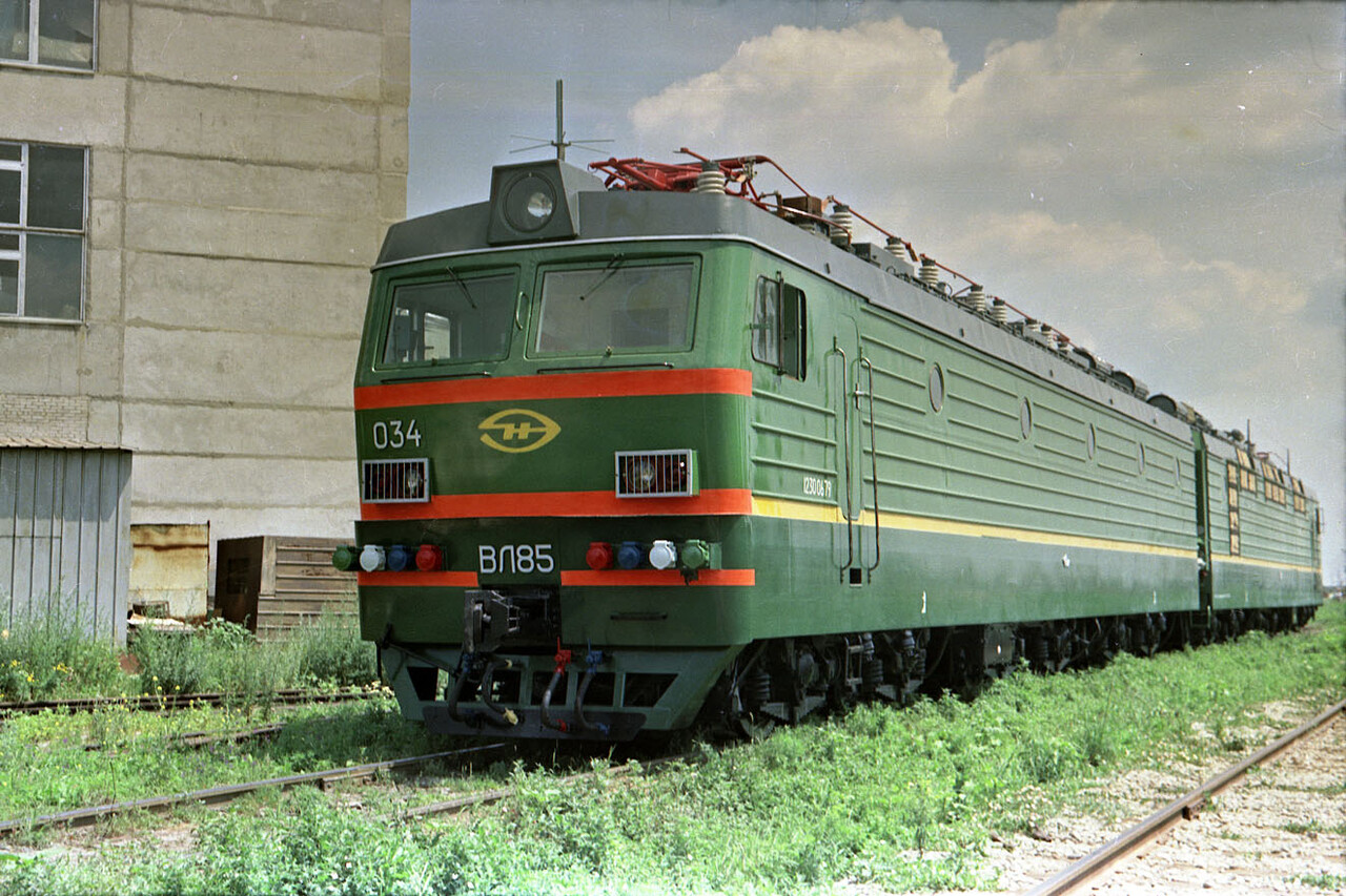 Soviet electric locomotives VL85 and VL65 (remake) and russian EP1 ...