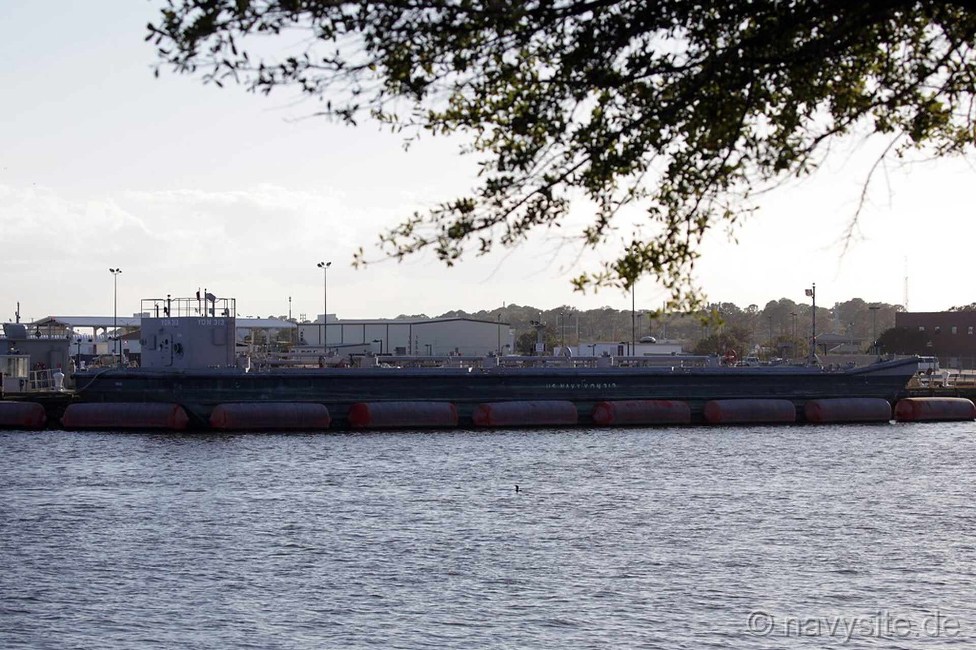 Marci Moran Tug [1:1] w/ YON-313 Fuel Barge Minecraft Map