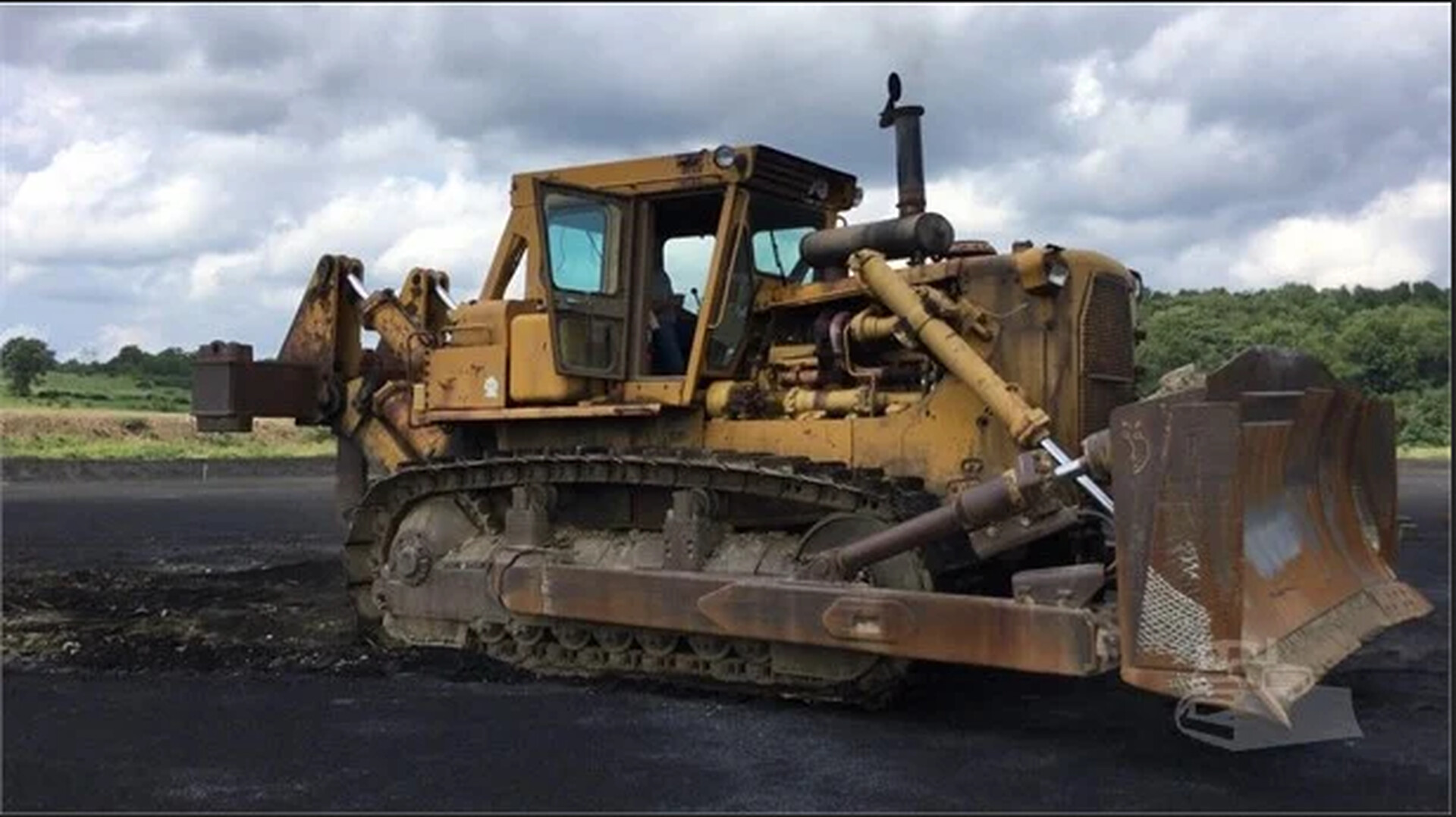 Caterpillar D9H, Dozer [With Download] Minecraft Map