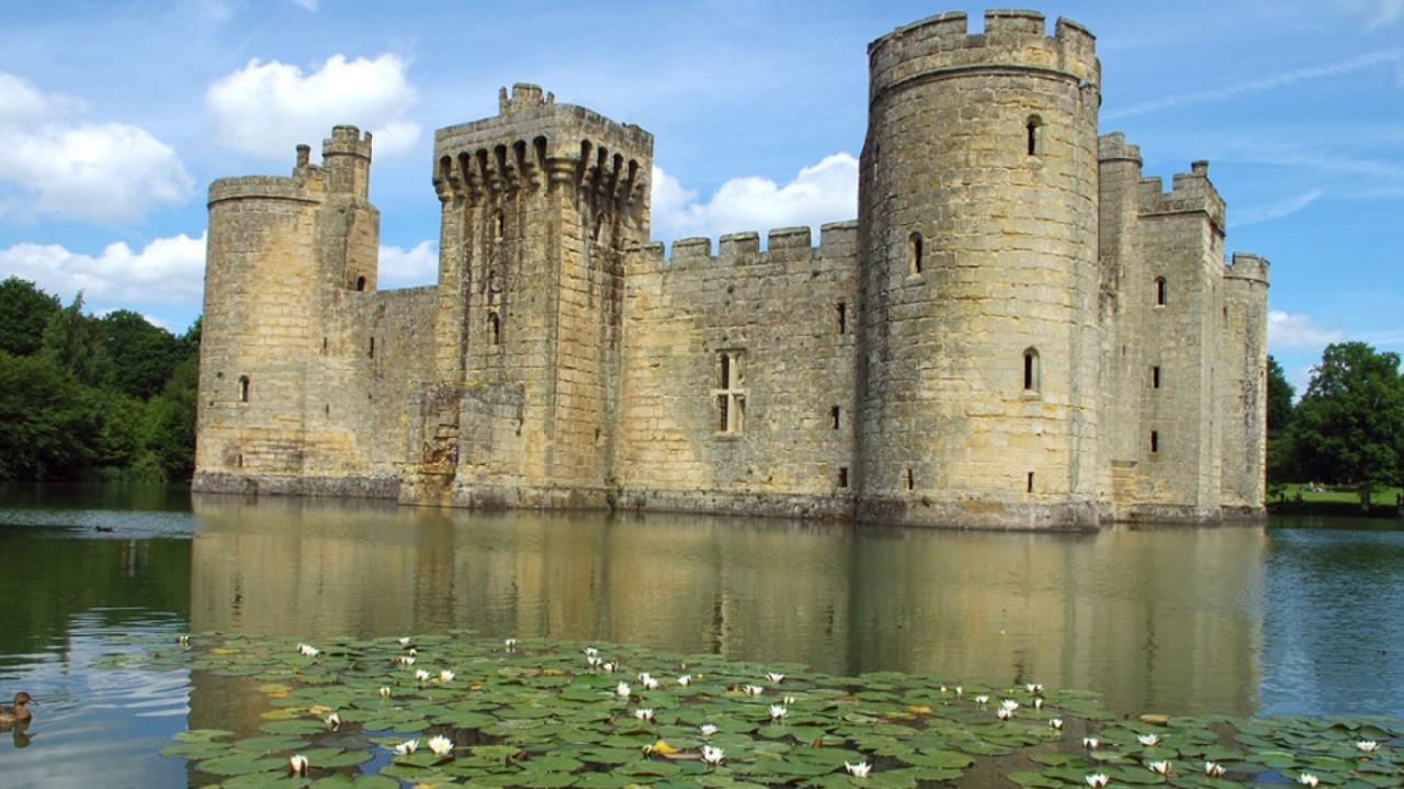 Beautiful Castle with a Tower Minecraft Map