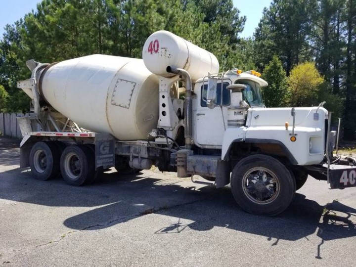 Mack DM series Cement Mixer V2 Minecraft Map