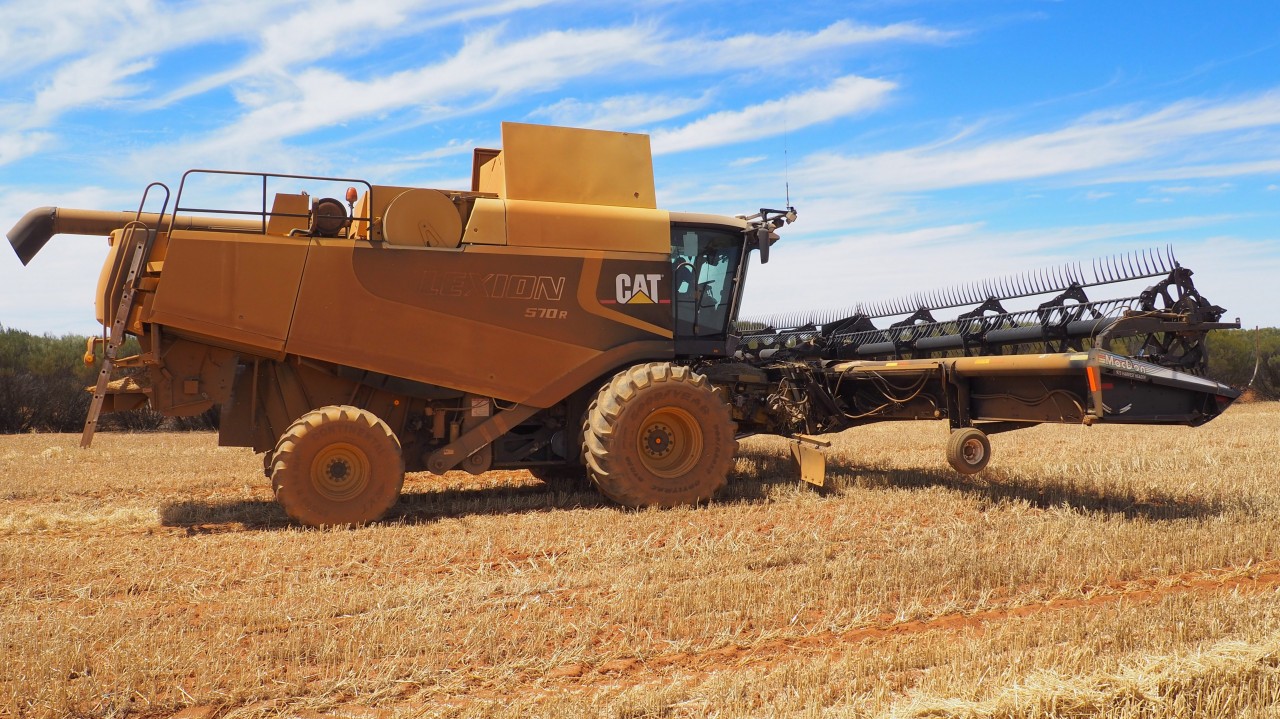 1.5:1 Scale Caterpillar lexion combine harvester and Cat Challenger ...