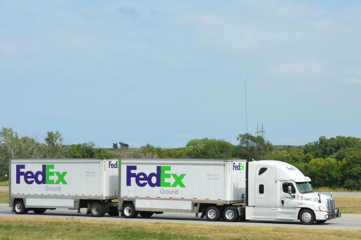 1.5:1 Scale FedEx Ground Mack Anthem truck and double trailers ...
